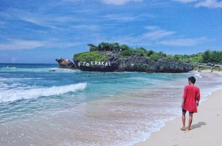 Pantai Krakal Gunung Kidul: Wisata Pantai Selatan Berpasir Putih | SatuJejak.com | Wisata + Kuliner